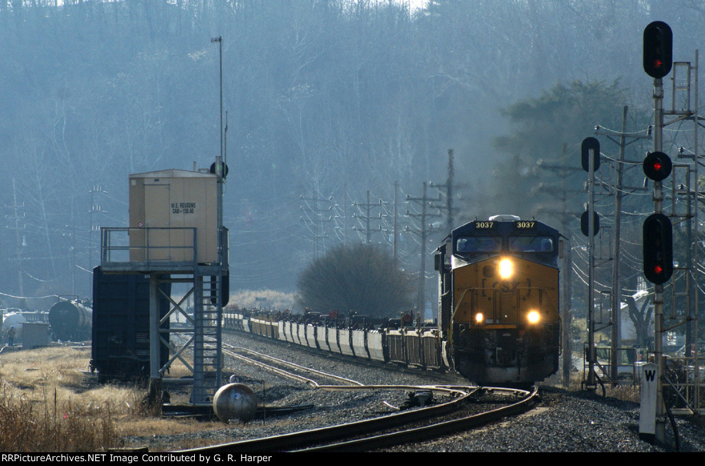 CSXT 3037 with baretable X11528 at the west end of Reusens